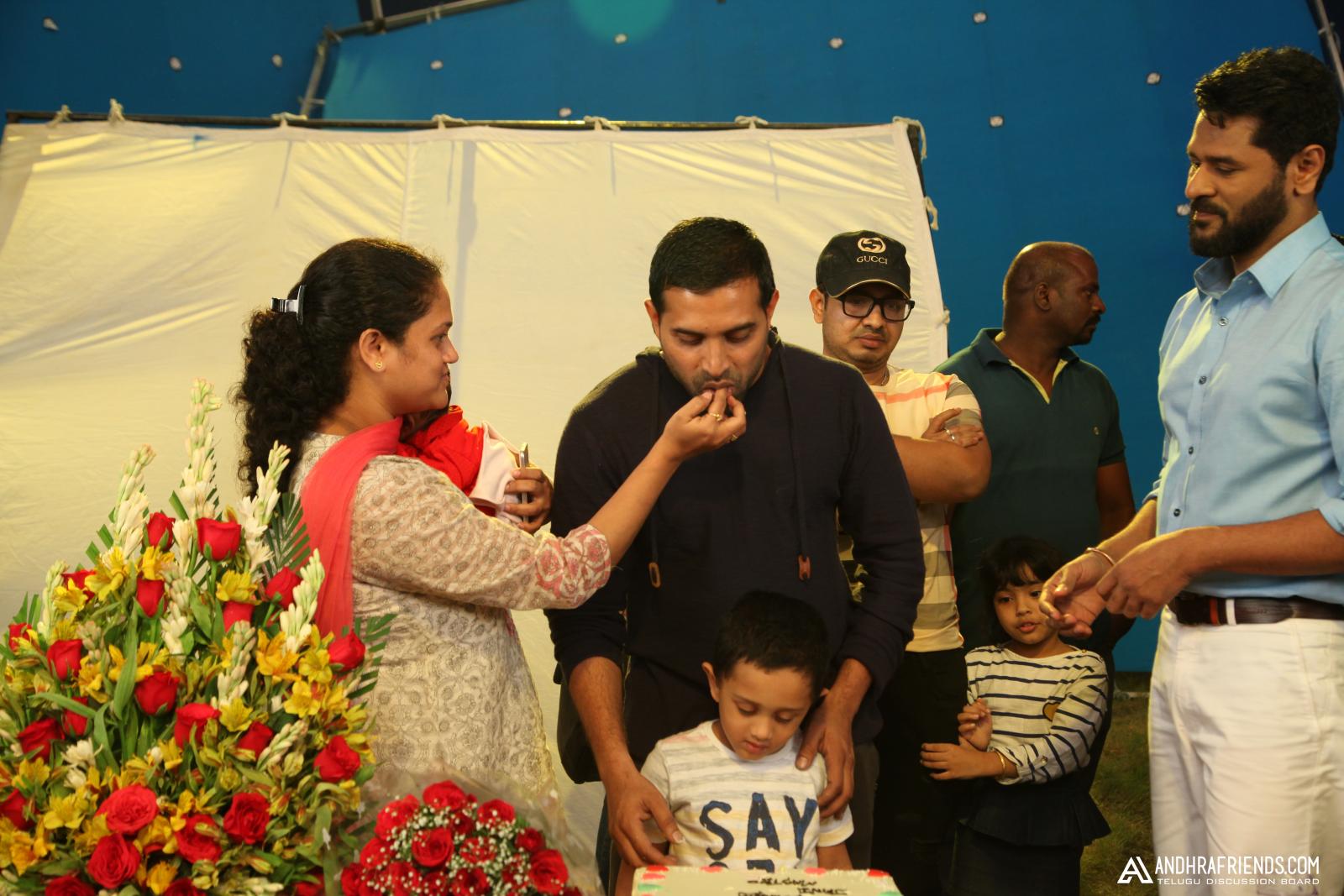 Gulebagavali Unit celebrats Choreographer JANI MASTER birthday on Sets ...